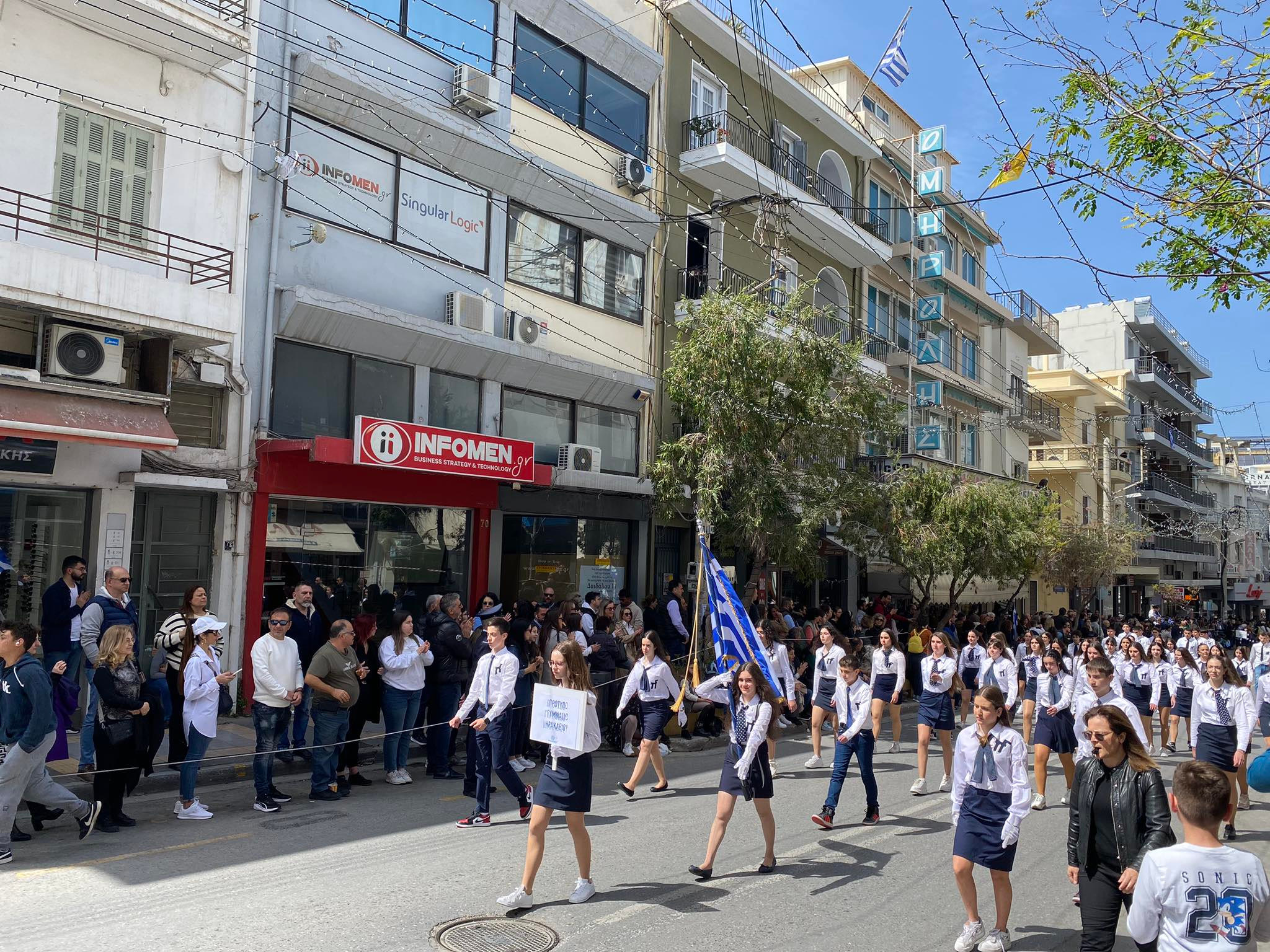 Με ηλιοφάνεια και πλήθος κόσμου η μαθητική παρέλαση στο Ηράκλειο ...