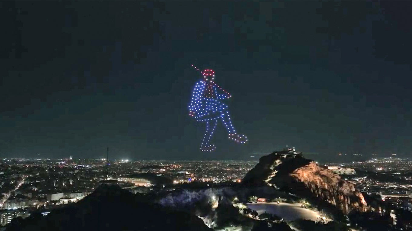 Τσολιάδες και γιαταγάνια: Φαντασμαγορικό θέαμα στον αττικό για τον εορτασμό της 25ης Μαρτίου ...