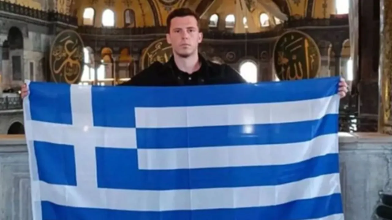 Φωτογραφήθηκε με την Ελληνική σημαία μέσα στην ''Αγιά Σοφία'' - PATRIS.GR