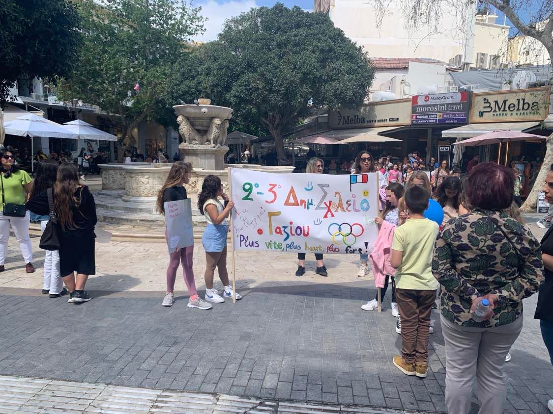 Oι μαθητές περίμεναν ''πως και πως'' την Ολυμπιακή Φλόγα! - PATRIS.GR