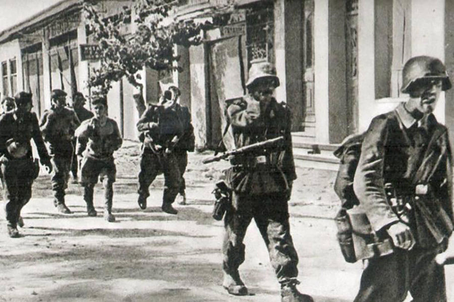 1941, Γερμανοί στρατιώτες μπαίνουν στην πόλη των Χανίων - PATRIS.GR