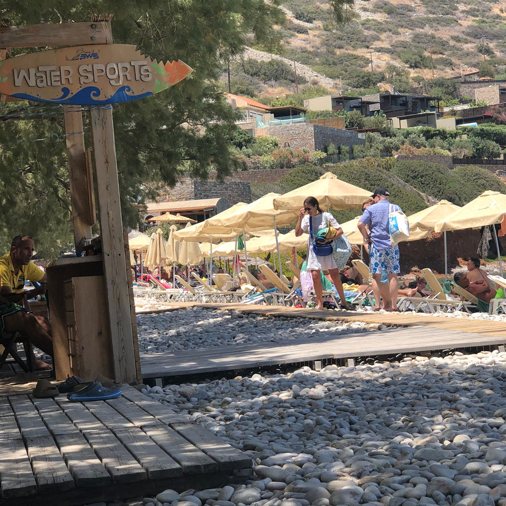 Κολυμπάει στην Πλάκα και ψηφίζει στο Καλό Χωριό! - PATRIS.GR