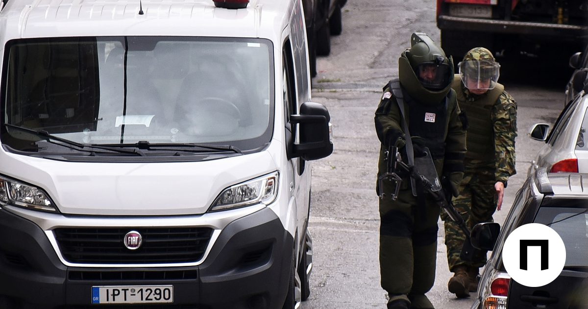 Βίντεο: Η στιγμή που πυροτεχνουργοί του στρατού απομακρύνουν την ...