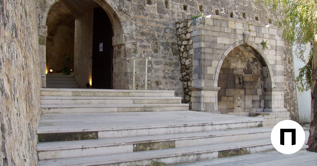 Εκπέμπει "sos" η πύλη Αγίου Γεωργίου στην πλατεία Ελευθερίας - Έκτακτη ...