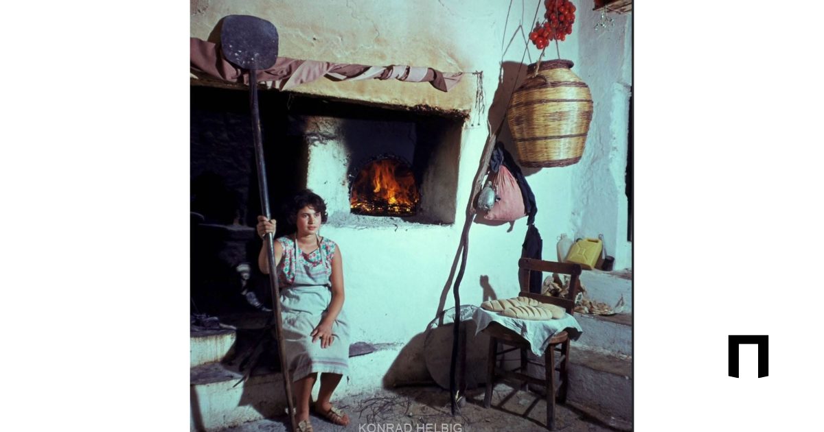 Kρητικιά σε χωριάτικο ξυλόφουρνο, το 1970 - PATRIS.GR